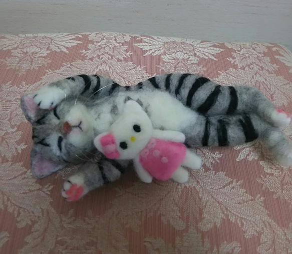 大好きなぬいぐるみとお昼寝 羊毛フェルトのねこ 羊毛フェルト にゃん2 通販｜Creema(クリーマ) 5529515
