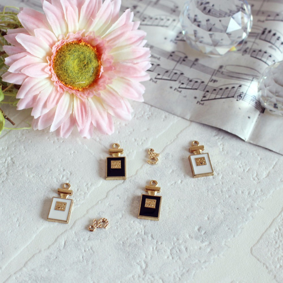 New 香水カラーチャーム＋No.5チャーム 各2個 計6個入り チャーム Raum 通販｜Creema(クリーマ) 1198748