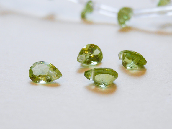 宝石質ペリドット ドロップブリリアントカット 2粒 天然石 n*bijou material 通販 5625294｜Creema(クリーマ)