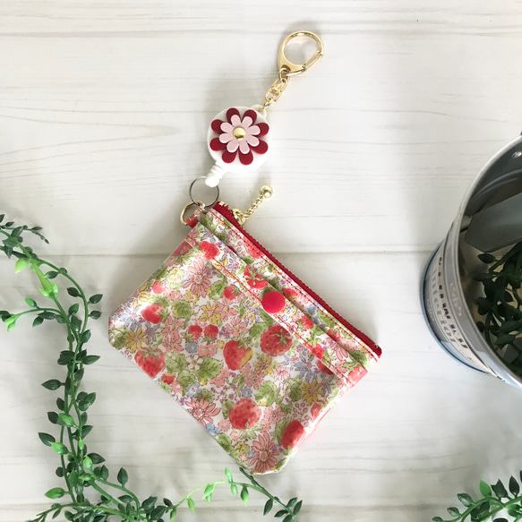 10cmファスナーのリールキーホルダー付きパスケース（いちご柄 レッド） パスケース・定期入れ ＊naomi＊ 通販｜Creema(クリーマ ...