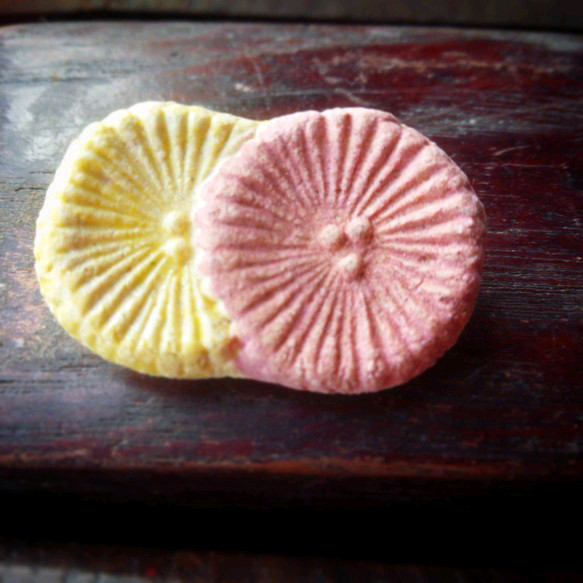 落雁みたいな菊ブローチ「茜×山吹」 ブローチ KOШKA 通販 1393725｜Creema(クリーマ)