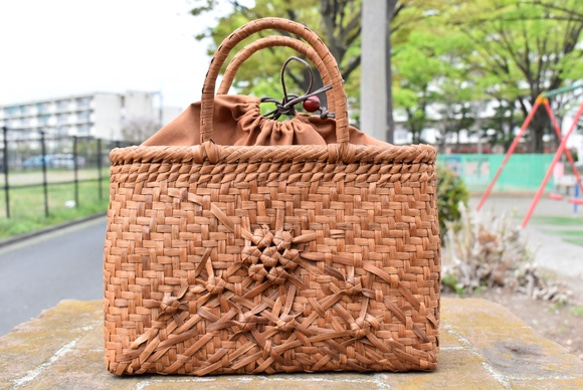 山葡萄籠バッグ ı 小六角花束嵌入網代編み(片面) ı 巾着と中布付き ı 2021オリジナル新商品 かごバッグ 籠職人 通販｜Creema ...