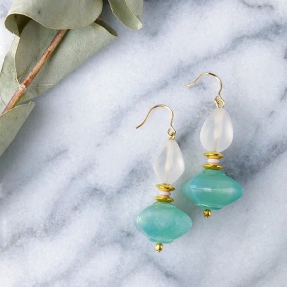 k14gf § 1点もの § ドイツ 仏 green glass vintage beads gold ピアス ピアス（フック・チェーン ...