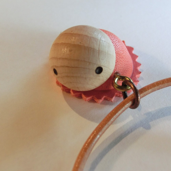【カメ】l ～ ペンダントトップ ※革紐やチェーンは付属いたしません。☆ 木 革 #1291イ ペンダントトップ 茜おろーろ ...
