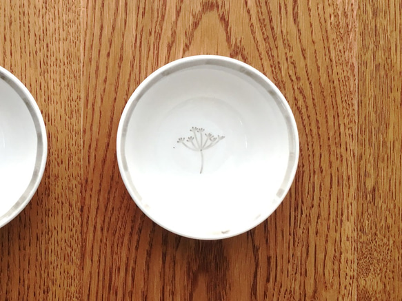 お花の豆皿/深型 A【素鼠色】 薬味皿・豆皿 momoko harada 通販 5649216｜Creema(クリーマ)