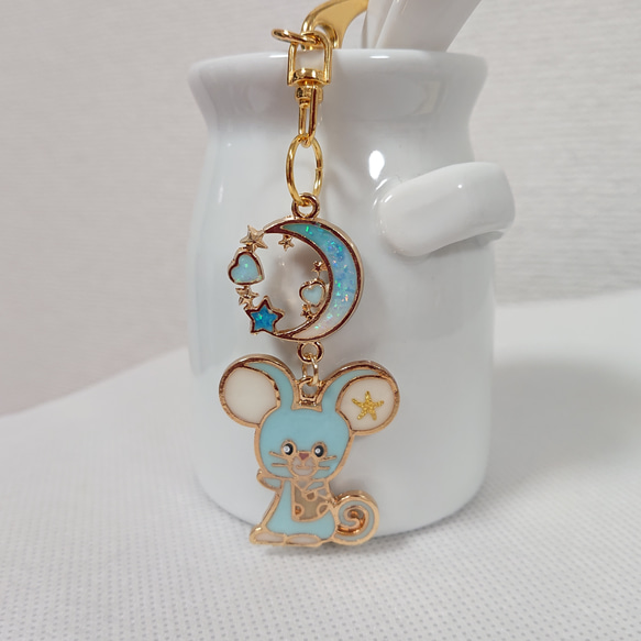 【キーホルダー】水色ねずみちゃんとお月様 キーホルダー 卵の殻 通販｜Creema(クリーマ) 9250418