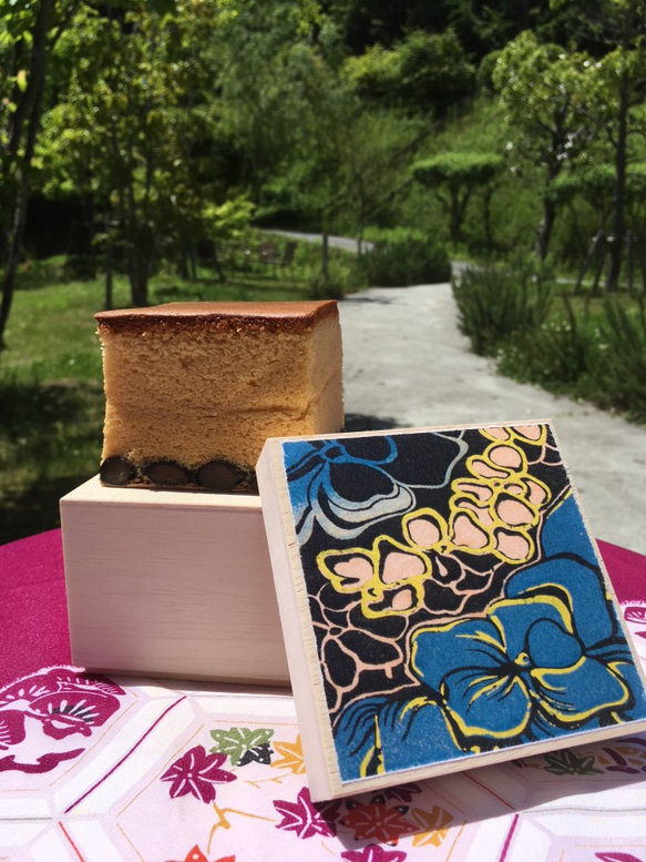 ハイビスカス柄の木箱と手作り丹波黒豆カステラ 焼き菓子 片色屋与七 通販 5674347｜Creema(クリーマ)