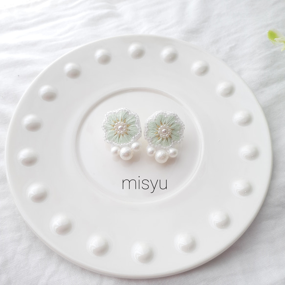 お花刺繍とパールのピアス(ミントグリーン) ピアス（その他） misyu 通販 11601836｜Creema(クリーマ)