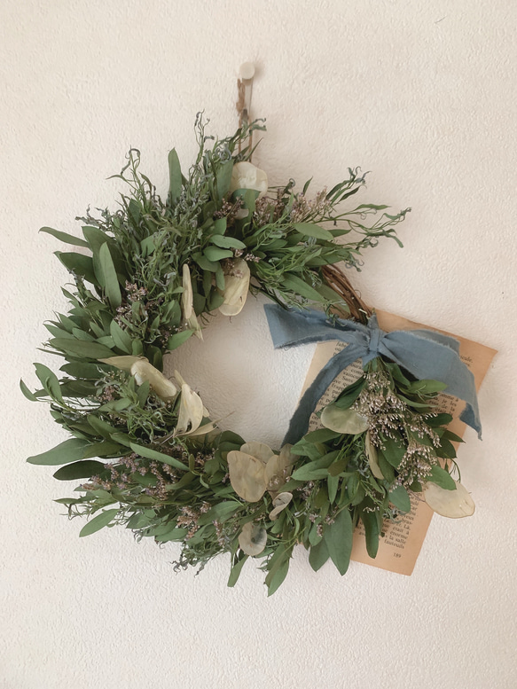 ドライフラワー フレッシュユーカリとブルファンもルナリアのリース リース 葉つみ 通販｜Creema(クリーマ)
