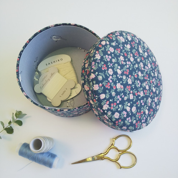 カルトナージュのまん丸小物入れ Lサイズ(ブルー、小花) フリーボックス・小物入れ ナツシロギク 通販｜Creema(クリーマ)
