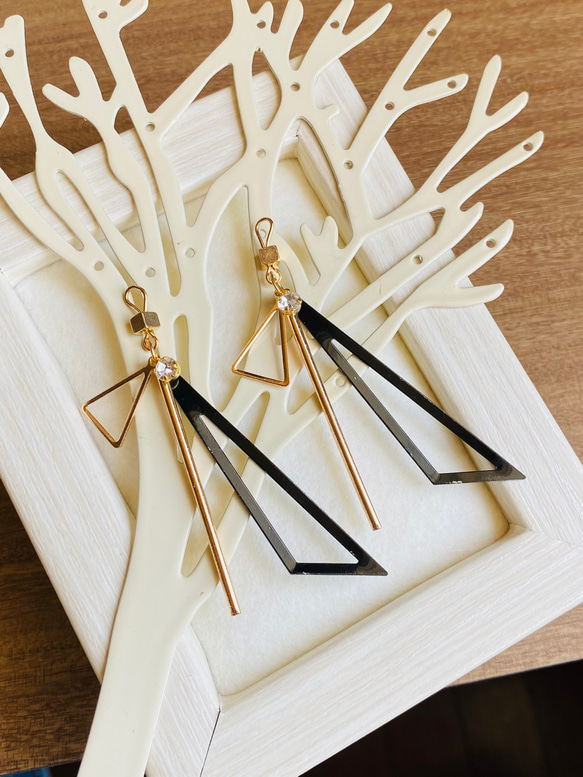 送料無料♪トライアングルのモノトーンロングイヤリング イヤリング・ノンホールピアス yuzsei 通販｜Creema(クリーマ) 11602138