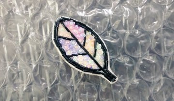 カラフルな葉っぱブローチ☆彡 ブローチ ラクガキ王国 通販 9342300｜Creema(クリーマ)