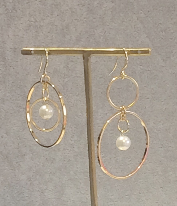 アシンメトリーなサークルピアス/ゴールドカラー ピアス（フープ） thistle 通販 4641800｜Creema(クリーマ)
