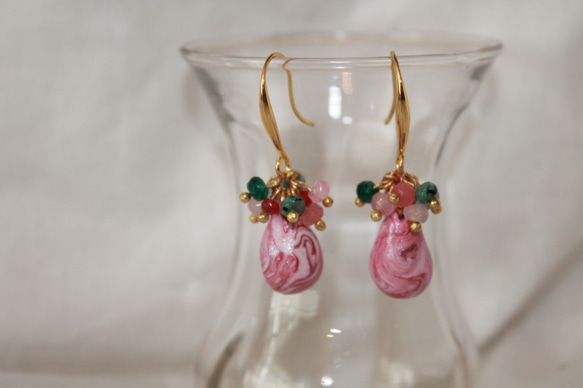 【ポリマークレイ】ピンクのマーブルビーズのピアス ピアス（フック・チェーン） Balipek 通販｜Creema(クリーマ) 7141000