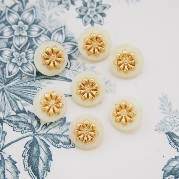 【2個】ヴィンテージ イギリス クリームホワイト ゴールドトーン フラワー ボタン 15mm アンティーク/BT375 ボタン Not Too ...