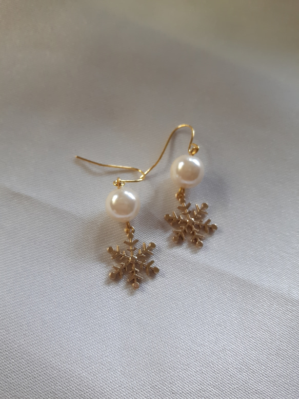 雪の結晶 パールゆらゆらﾋﾟｱｽ「送料無料」 ピアス（フック・チェーン） LOVE 通販｜Creema(クリーマ) 6429441