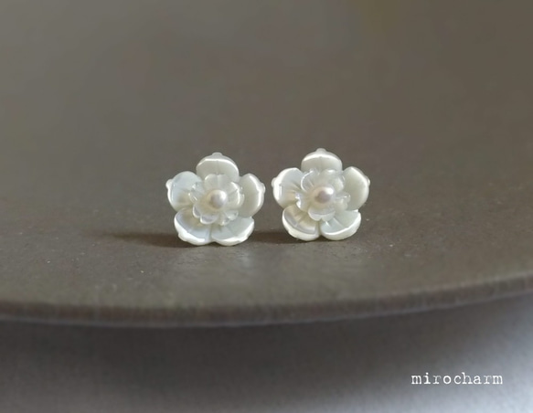 {14Kgf} -les fleurs blanches- pearl white 天然シェルピアス ピアス（スタッド・一粒 ...