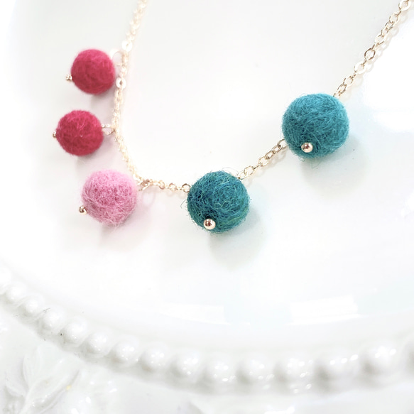 ミニフェルトボールが揺れるネックレス No.6 ネックレス・ペンダント 月のLueur 通販｜Creema(クリーマ) 11607939