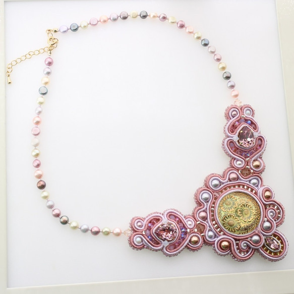 【Camila-カミラ-】 soutache（ソウタシエ）ネックレス[チェコガラスボタン ゴールド、ピンク系] ネックレス・ペンダント ...