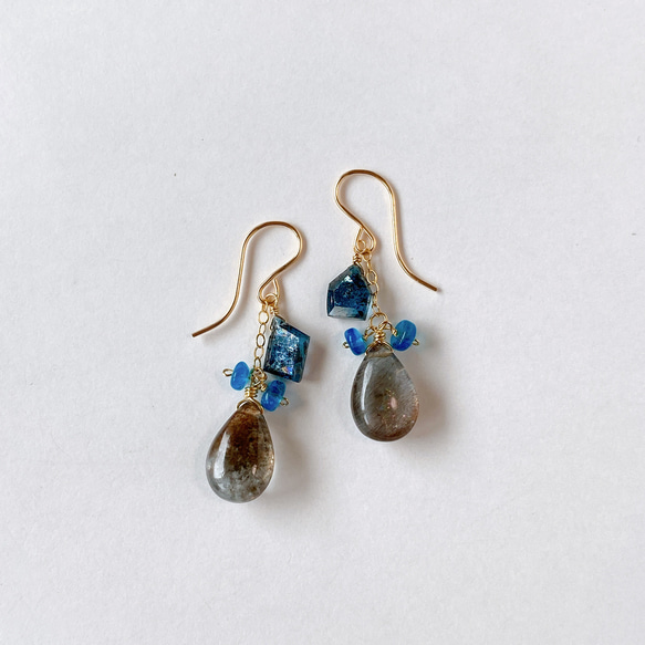 モスアクアマリンとモスカイヤナイト、ネオンブルーアパタイトのピアス ピアス（フック・チェーン） MUUKOJI accessory 通販 ...