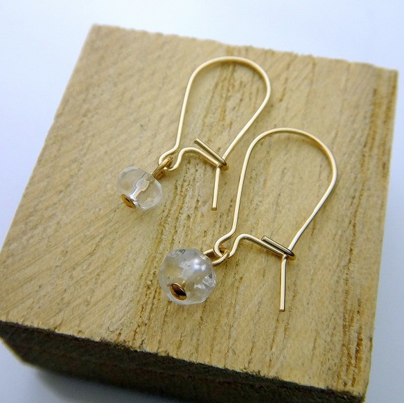 小粒クオーツ（ボタンカット）&14KGF”ゆらゆらピアス” ピアス（フック・チェーン） kenzihouse(ケンジハウス) 通販 1023793｜Creema(クリーマ)