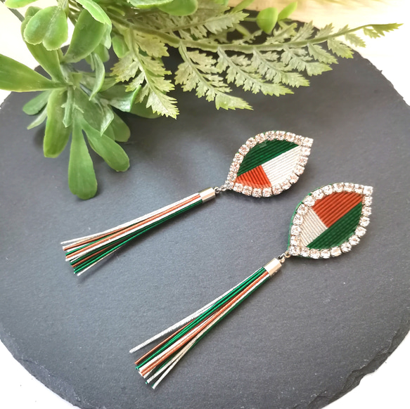 リーフ型タッセル水引ピアス グリーン×薄茶×シルバー サージカルステンレス ピアス（スタッド・一粒） wachicoro 通販 ...