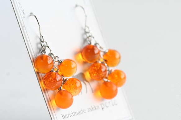 ガラスのオレンジベリーピアス ピアス（フック・チェーン） 工房ぺるる 通販 3038435｜Creema(クリーマ)