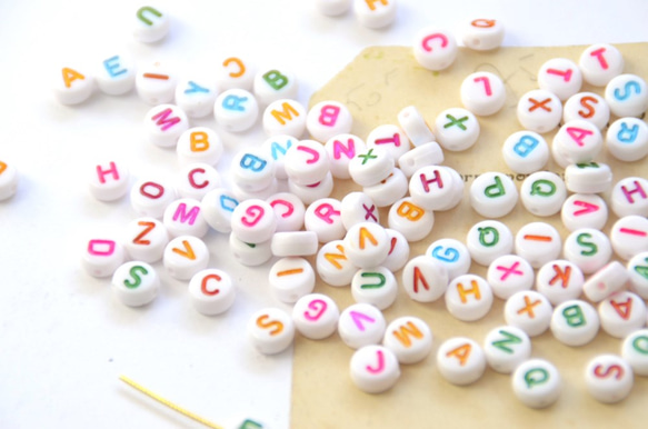 アクリルビーズ*アルファベット 文字100個 *カラフル ビーズ ☆プロフ必読☆L.C products 通販 5294870｜Creema ...