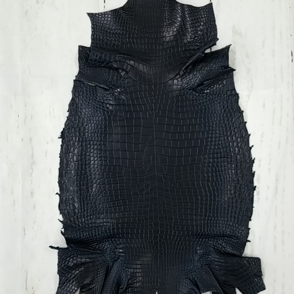 ワニ革 クロコ 半艶マット ディープネイビー No.C000520 その他素材 エキゾチックレザー 通販｜Creema(クリーマ) 10331148