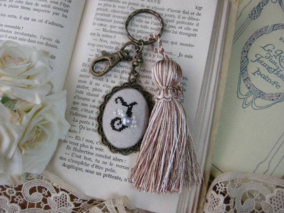 【ハンドメイド】イニシャルクロスステッチとビーズ刺繍のタッセルキーホルダー（J） キーホルダー cherir 通販 5484569 ...