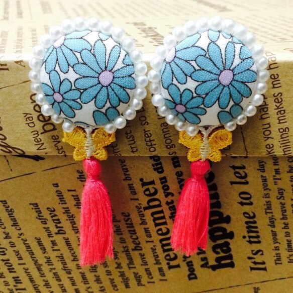 USAファブリック使用くるみボタン☆RetroPOPタッセルピアス＊フラワー×パール ピアス（その他） 結愛kiss313 通販｜Creema ...
