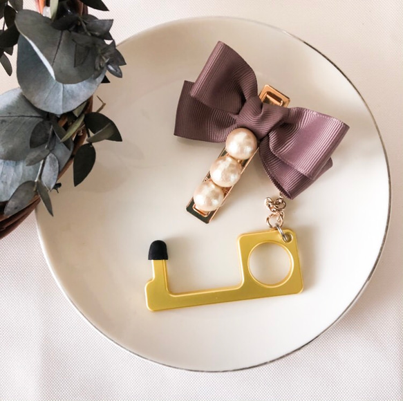 リボン×コットンパール 非接触 ドアオープナー クリップ グレージュ バッグチャーム elua 通販｜Creema(クリーマ) 11053300