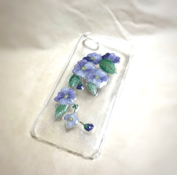 すみれ刺繍の携帯ケース *iPhone6/6S* iPhoneケース・カバー HIKA−accessory 通販 1671987｜Creema ...