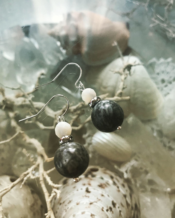 マザーホブパールとグレージャスパーのピアス ピアス（フック・チェーン） shell tone 通販｜Creema(クリーマ)