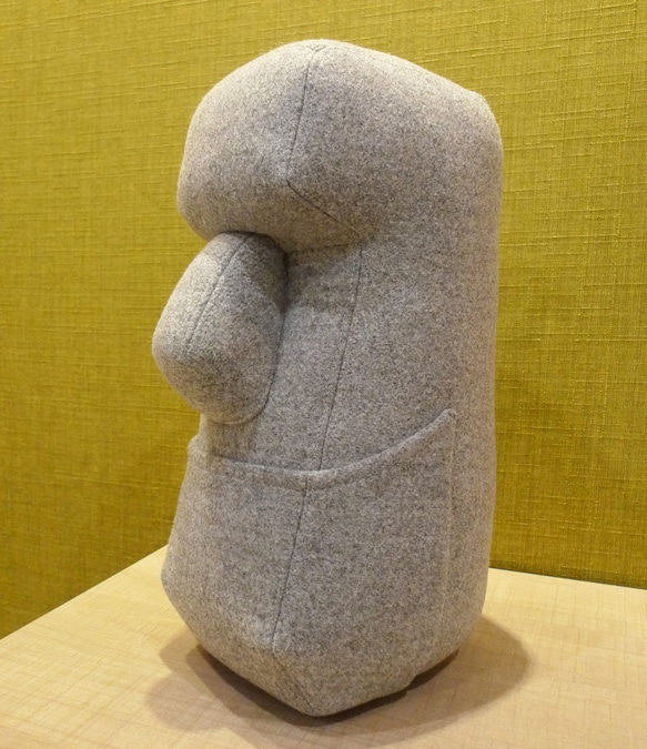 Smiling Moai 】中灰摩艾石像－阿摩 枕頭・抱枕・枕頭套 Boochi 的作品｜Creema 7030611