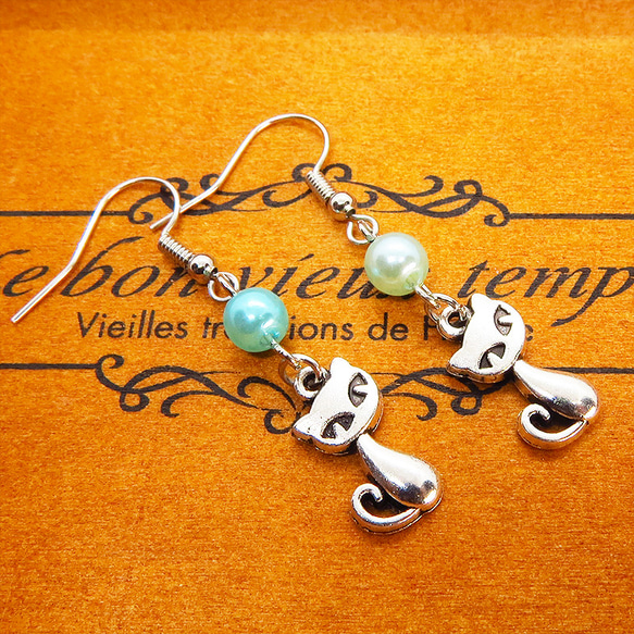 アンティークシルバー 猫モチーフとカラービーズ（碧色）を組合せたシンプルで大人可愛いピアス サージカル可 ピアス（フック・チェーン） NYAO ...