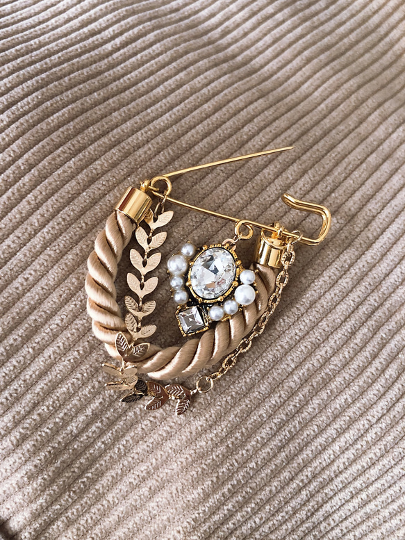 ゴールドの葉とカボションのピンブローチ ブローチ atelier N 通販｜Creema(クリーマ) 8093880