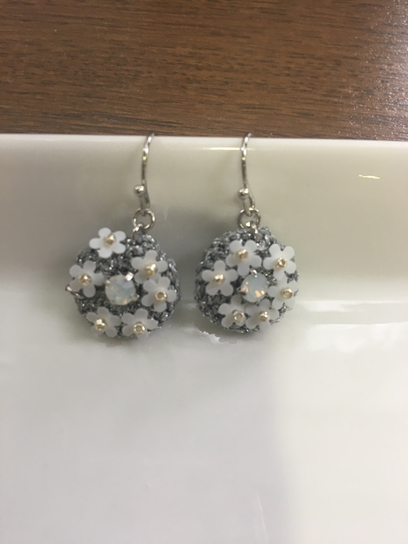 送料無料 お花型スパンコールピアス ピアス（フープ） petits pois 通販｜Creema(クリーマ)