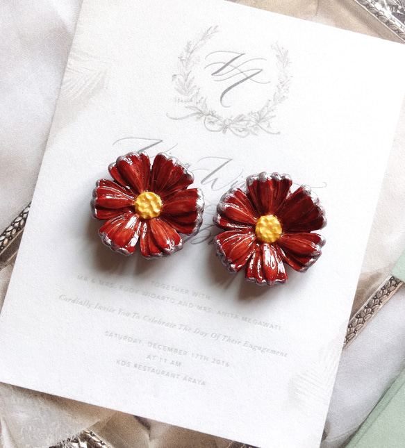 コスモス ピアス・イヤリング＊チョコレート ピアス（スタッド・一粒） mimona 通販 12665061｜Creema(クリーマ)