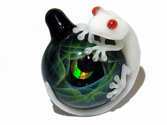 月夜と守宮 弐 【 ケンタロー × ノーザンライツ 】ペンダントトップ 白 ヤモリ オパール ボロシリケイトガラス 職人 ペンダントトップ ...