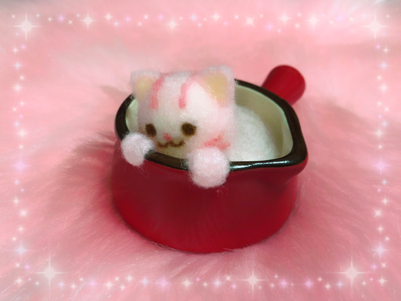 ラテアートなカップのふちにゃん☆ももトラinいちごラテ♡羊毛フェルトのふわふわにゃんこ☆ 『キャラクター祭2019』 ぬいぐるみ ...