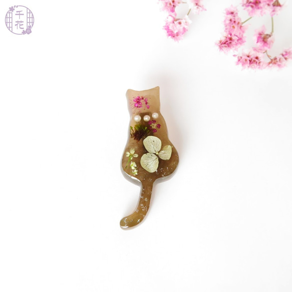 一点物＊ドライフラワーで飾った猫のブローチ＊ブラウン [C17032-1] ブローチ 千花 -Chibana- 通販｜Creema(クリーマ)