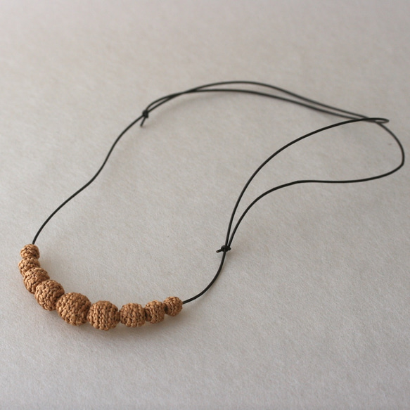 絹糸ネックレス つぶ・イエロー【箱入り】群馬県産絹糸・手編み ネックレス・ペンダント いちだん工作室 通販 12587093｜Creema(クリーマ)