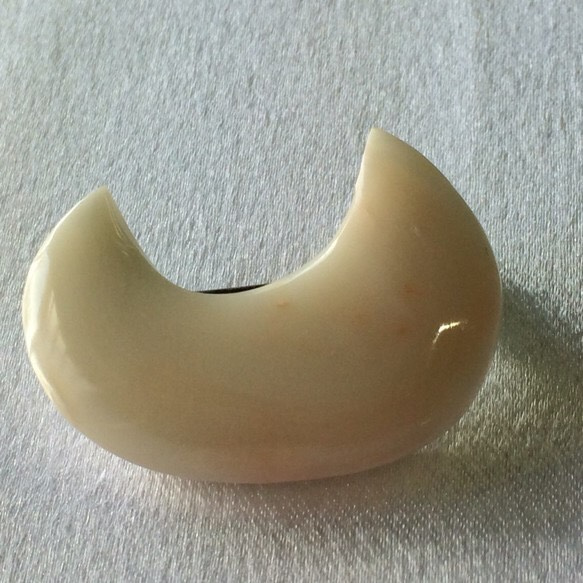 ネコのような…お月様のような…珊瑚ブローチ ブローチ coshiyo yonezawa 通販｜Creema(クリーマ) 1906575