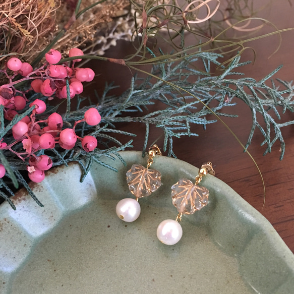 チェコビーズの葉っぱと淡水パールのピアス(チタンポスト) ピアス（スタッド・一粒） iRODORi 通販｜Creema(クリーマ)