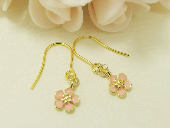 SALE *P15***桜フラワー（ピンク色）☆プチピアス ピアス（フック・チェーン） *Hakn＊ 通販｜Creema(クリーマ) 1786643