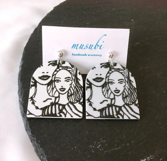 大ぶりピアス モノトーンアートピアス / 樹脂ピアス 樹脂イヤリング ノンホールピアス サージカルステンレスピアス ピアス（フック・チェーン ...