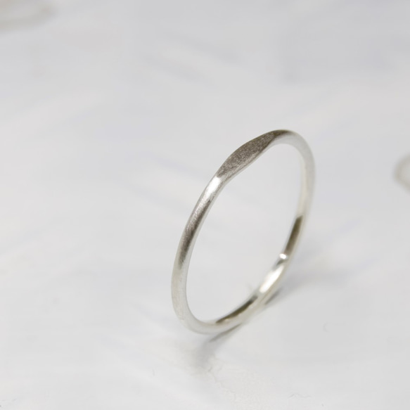 つや消し シルバーワンポイント槌目プレーンリング 1.2mm幅 マット SV950｜313 指輪・リング WAS KNOT WAS 通販 ...