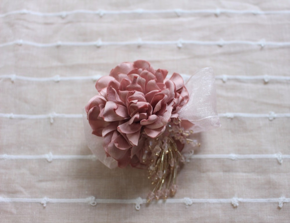 ピンクのアーティフィシャルフラワーとビジューのフラワーアクセサリー（コサージュ） コサージュ Ake Hana 通販 4374074 ...