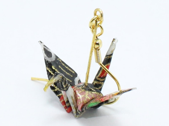 〖両耳用〗折り鶴ピアス【色:黒色 柄:楓 松 蝶 菊 梅 ﾋﾟｱｽ素材:ｻｰｼﾞｶﾙｽﾃﾝﾚｽ金色】(二個一組） ピアス（フック・チェーン） 茶々丸 通販｜Creema(クリーマ) 1444284